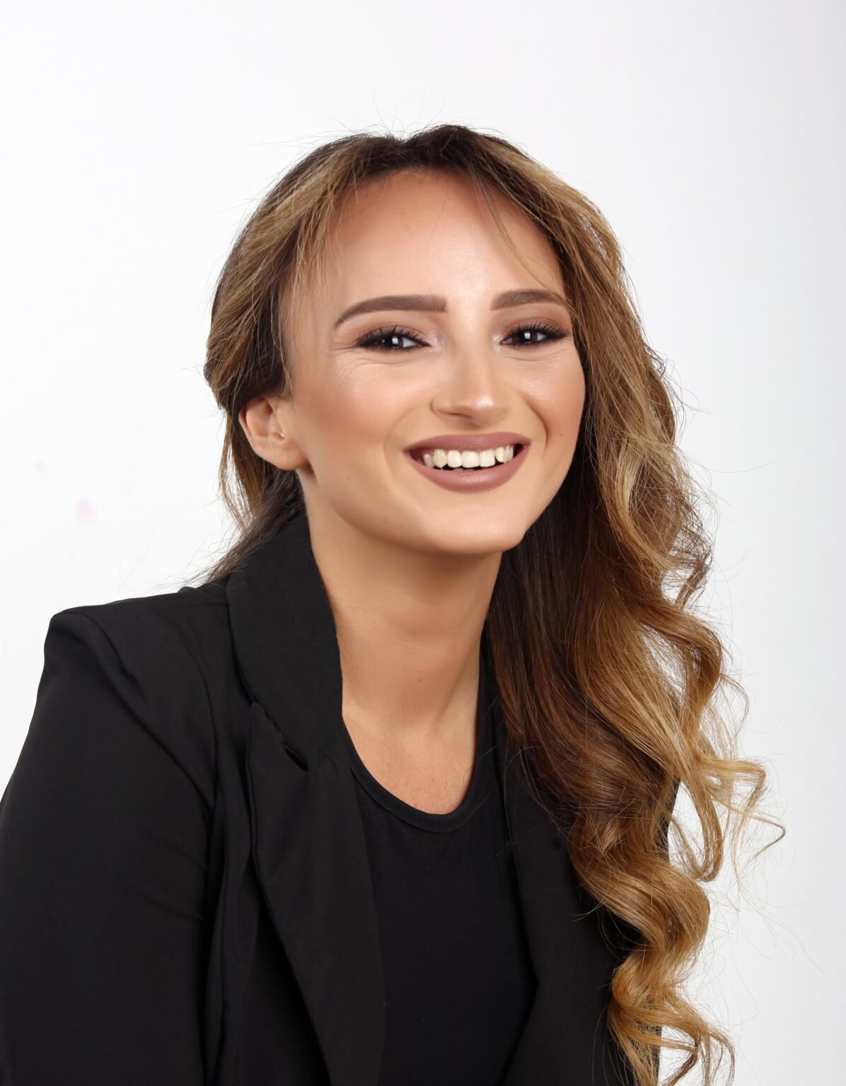 Influencers Shaping Public Opinion: Impact on Perception and Consumer Behavior – The Brand Berries